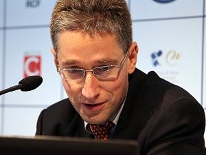 Paris: Adams übernimmt Führung | ChessBase
