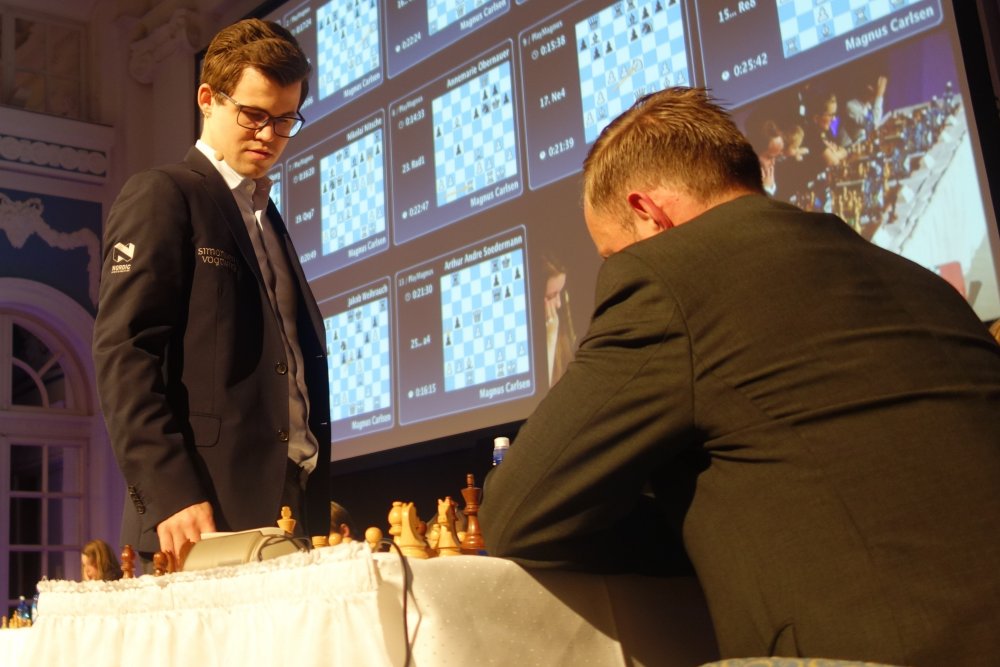 Magnus Carlsen spielt simultan beim Spiegel | ChessBase