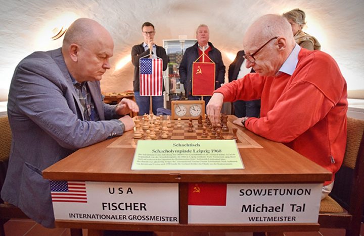 Robert Hübner spielte simultan in Leipzig | ChessBase